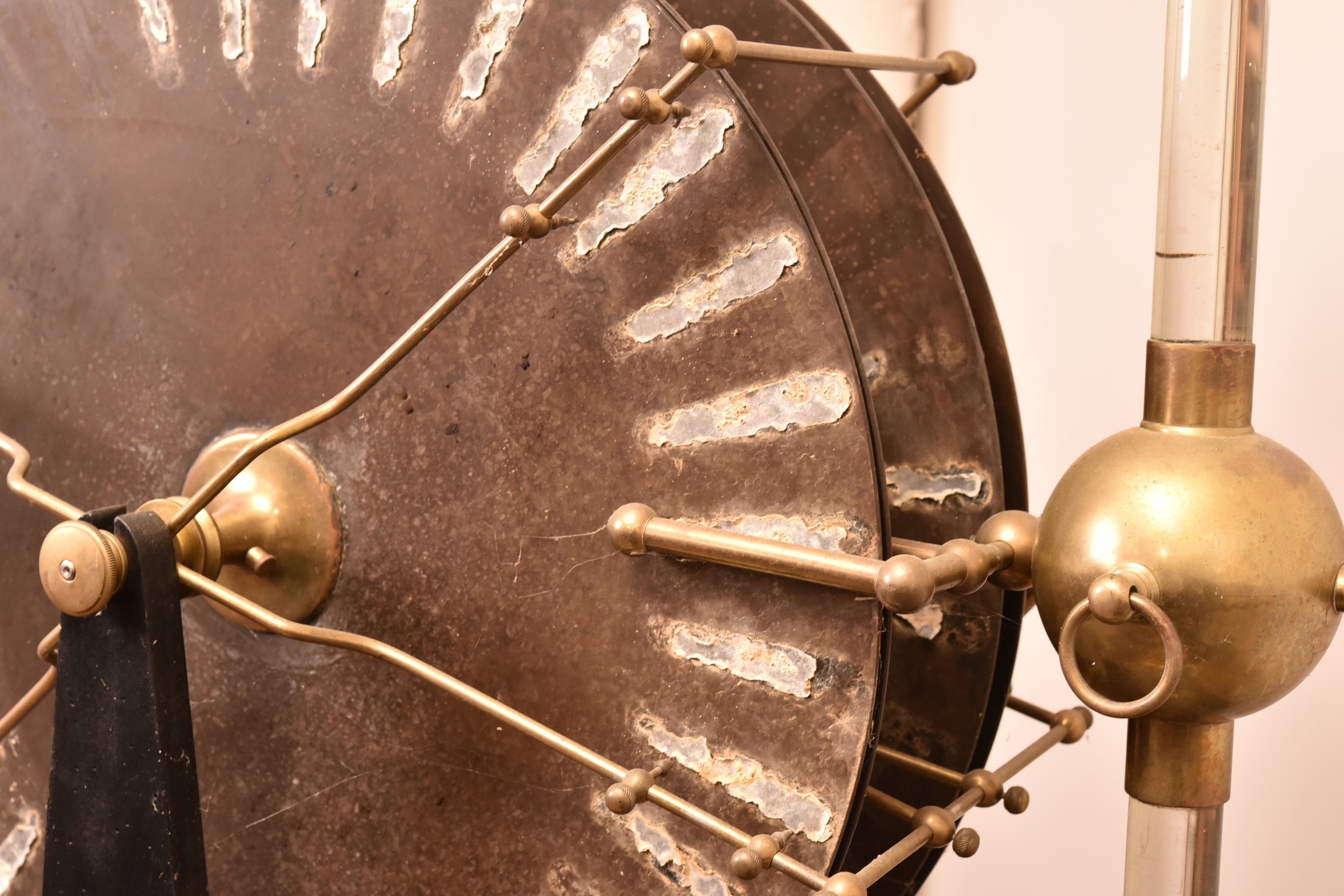 Machine électrostatique de Wimshurst à quatre plateaux - Antiq Photo